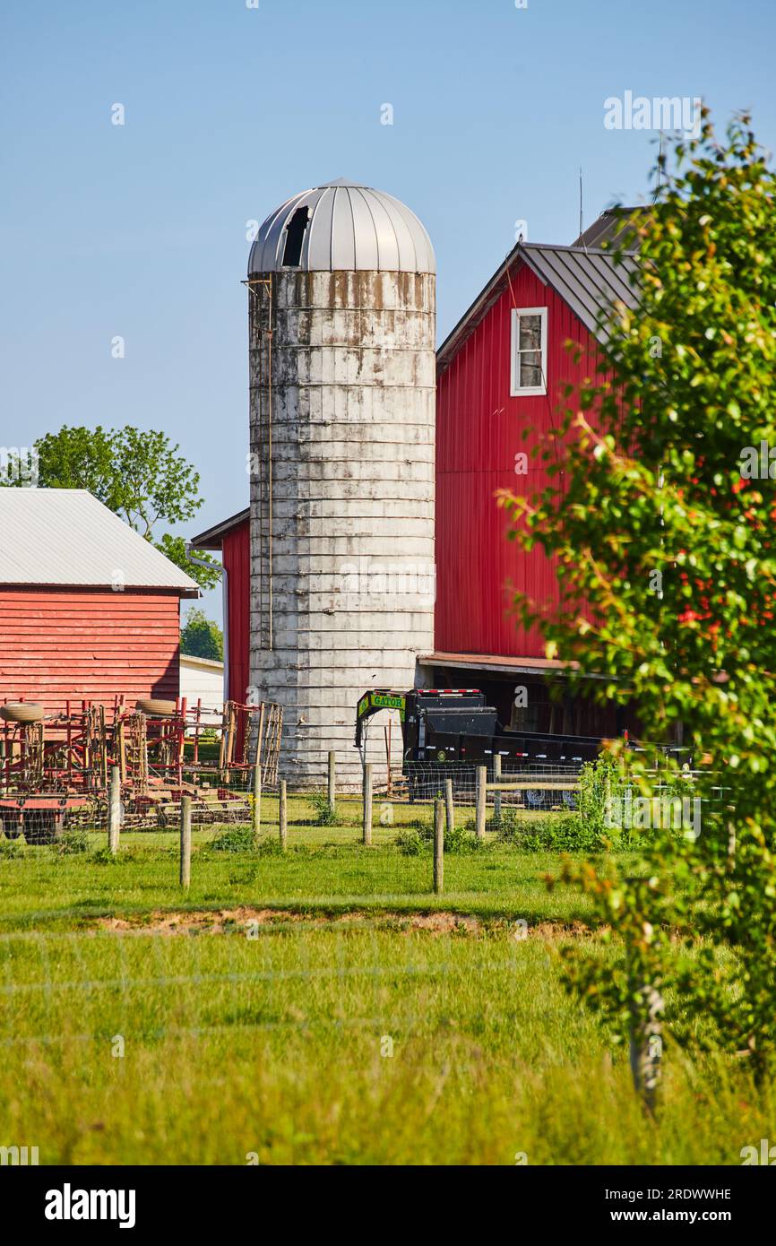 Farmyard red barn silo hi-res stock photography and images - Alamy