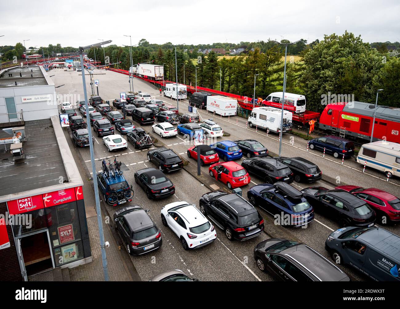 23 July 2023, Schleswig-Holstein, Niebüll: Cars queue up at the Niebüll ...