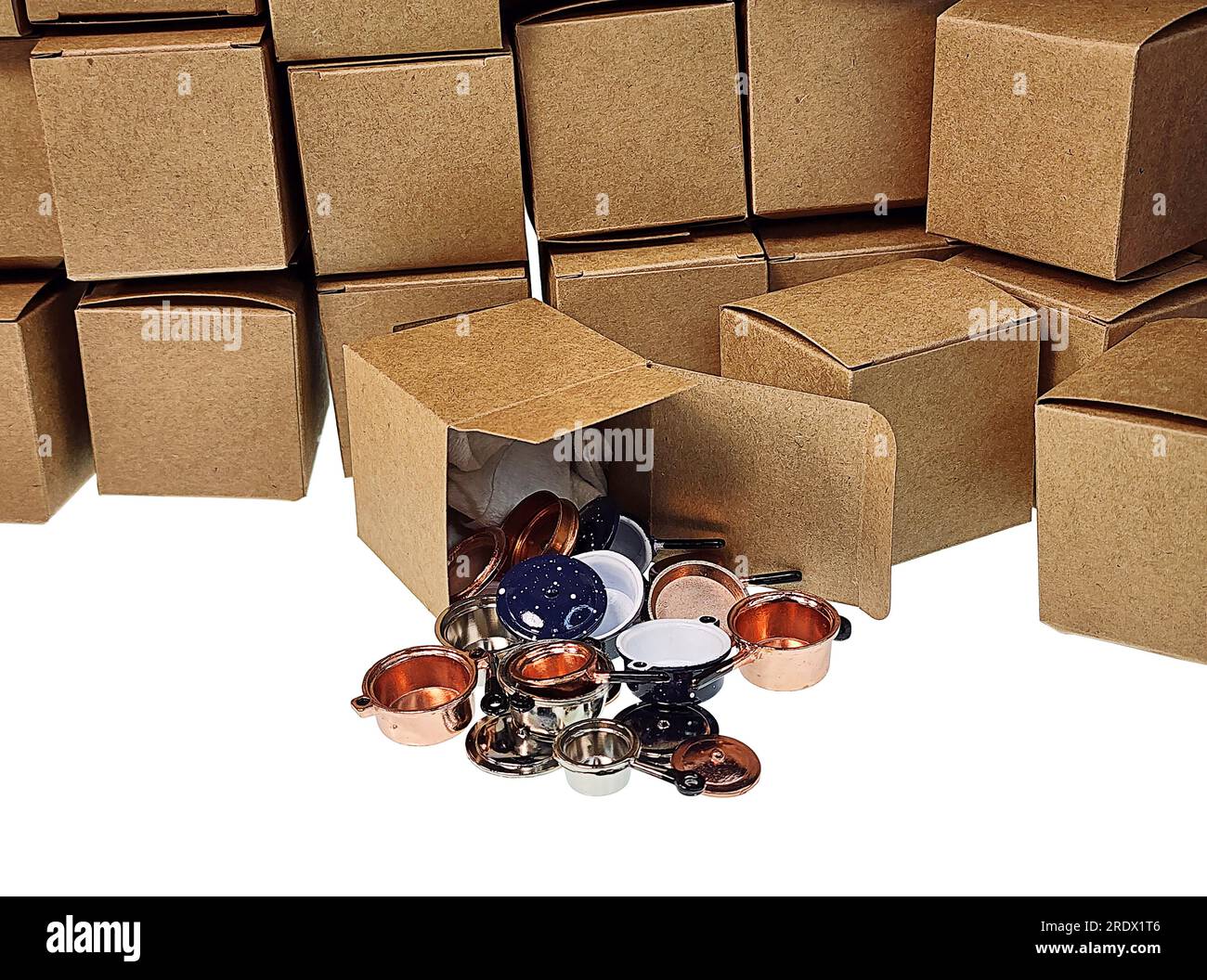 Packing kitchen utensils for a move Stock Photo - Alamy