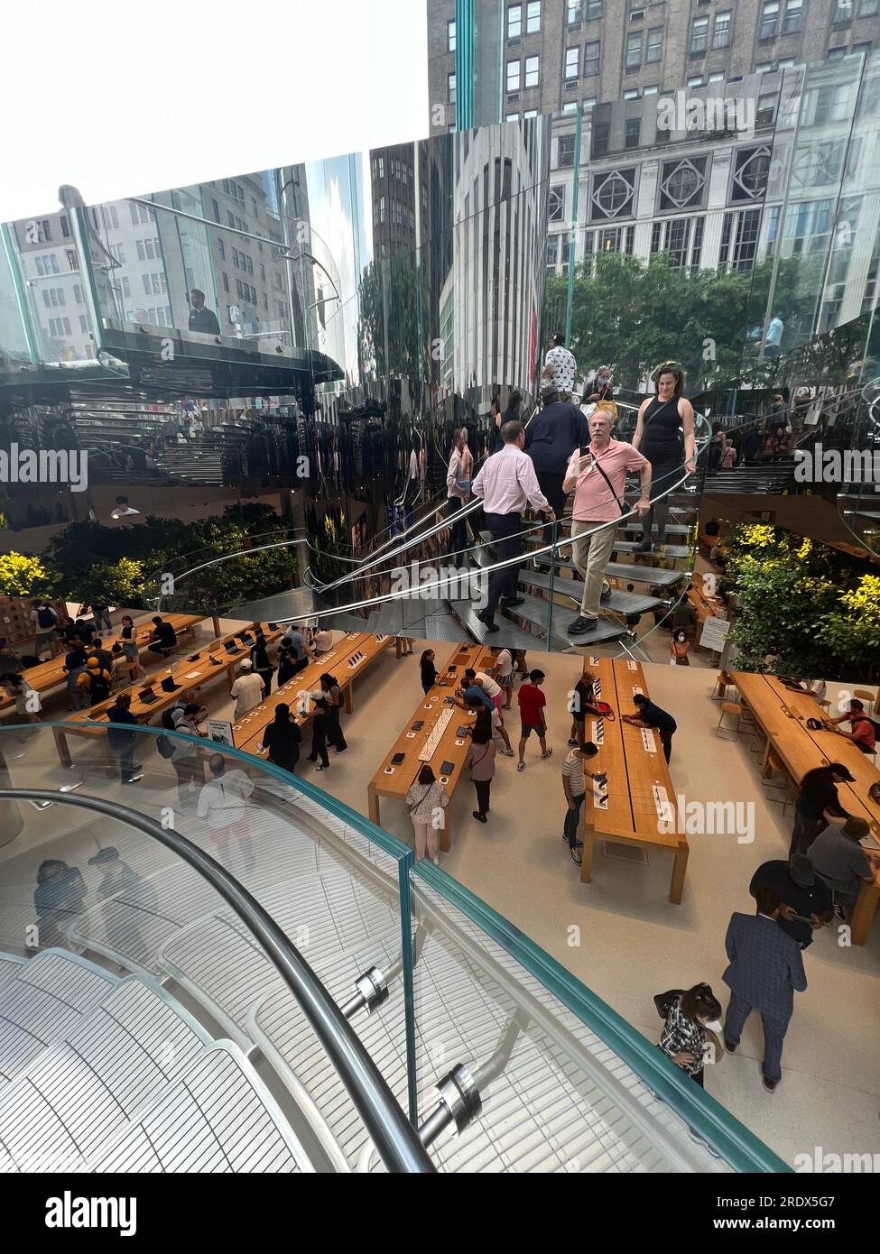 Iphones in store in new york hi-res stock photography and images - Alamy