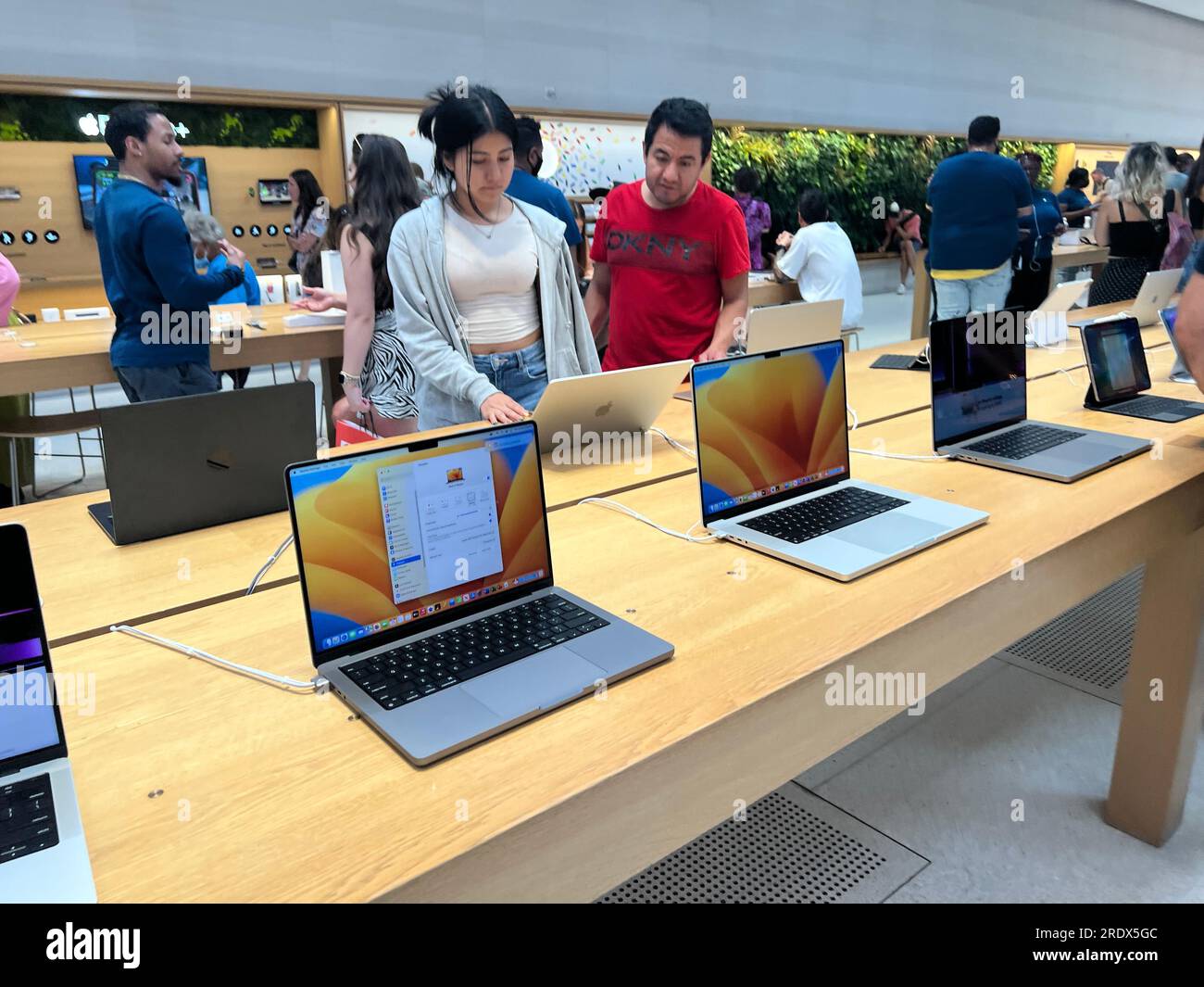 The always busy 24 hour Apple Store on 5th Avenue in New York City ...