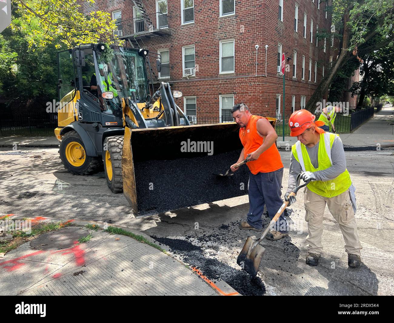 Asphalt workers hi-res stock photography and images - Alamy