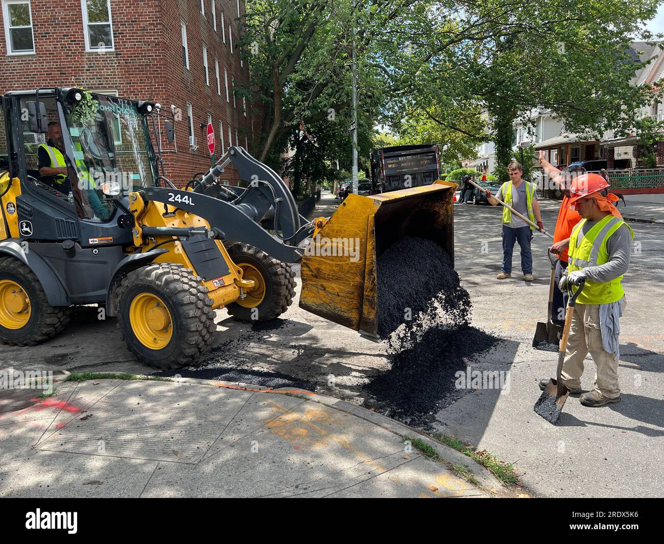 Asphalt workers hi-res stock photography and images - Alamy
