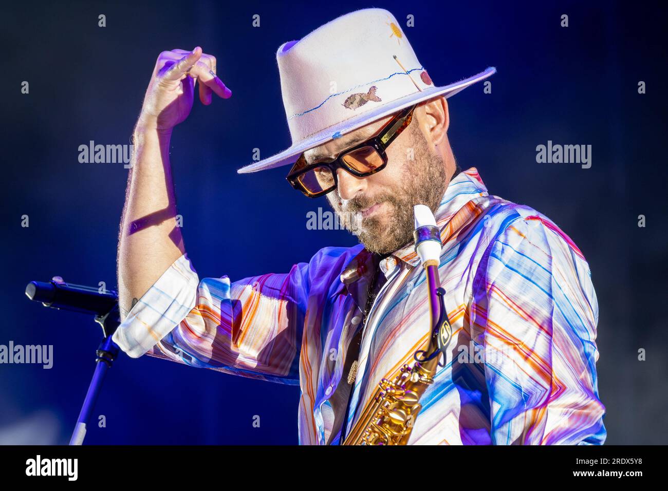 Jimmy sax on stage hi-res stock photography and images - Alamy