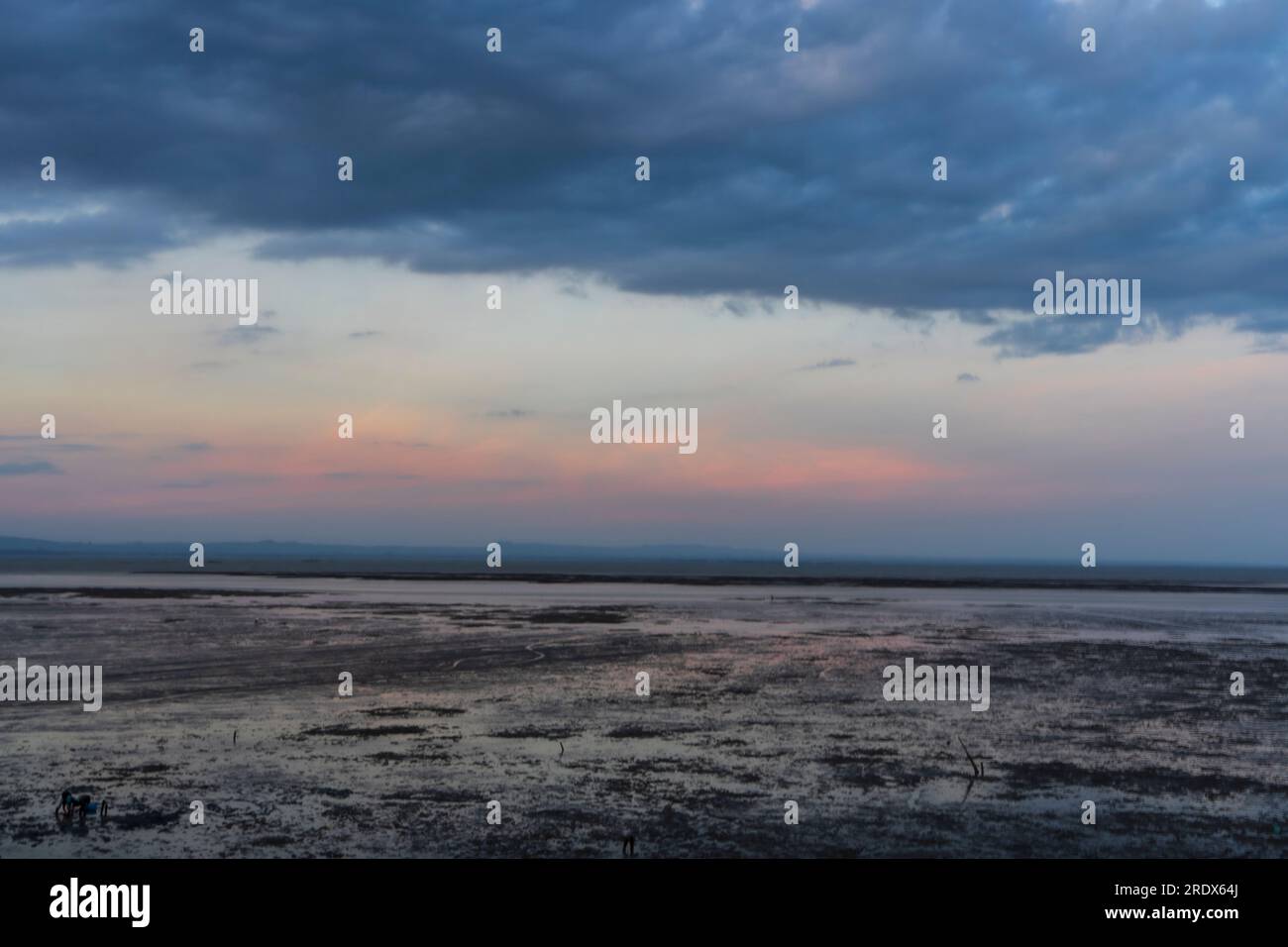 Abstract blurry sunset beach hi-res stock photography and images - Alamy