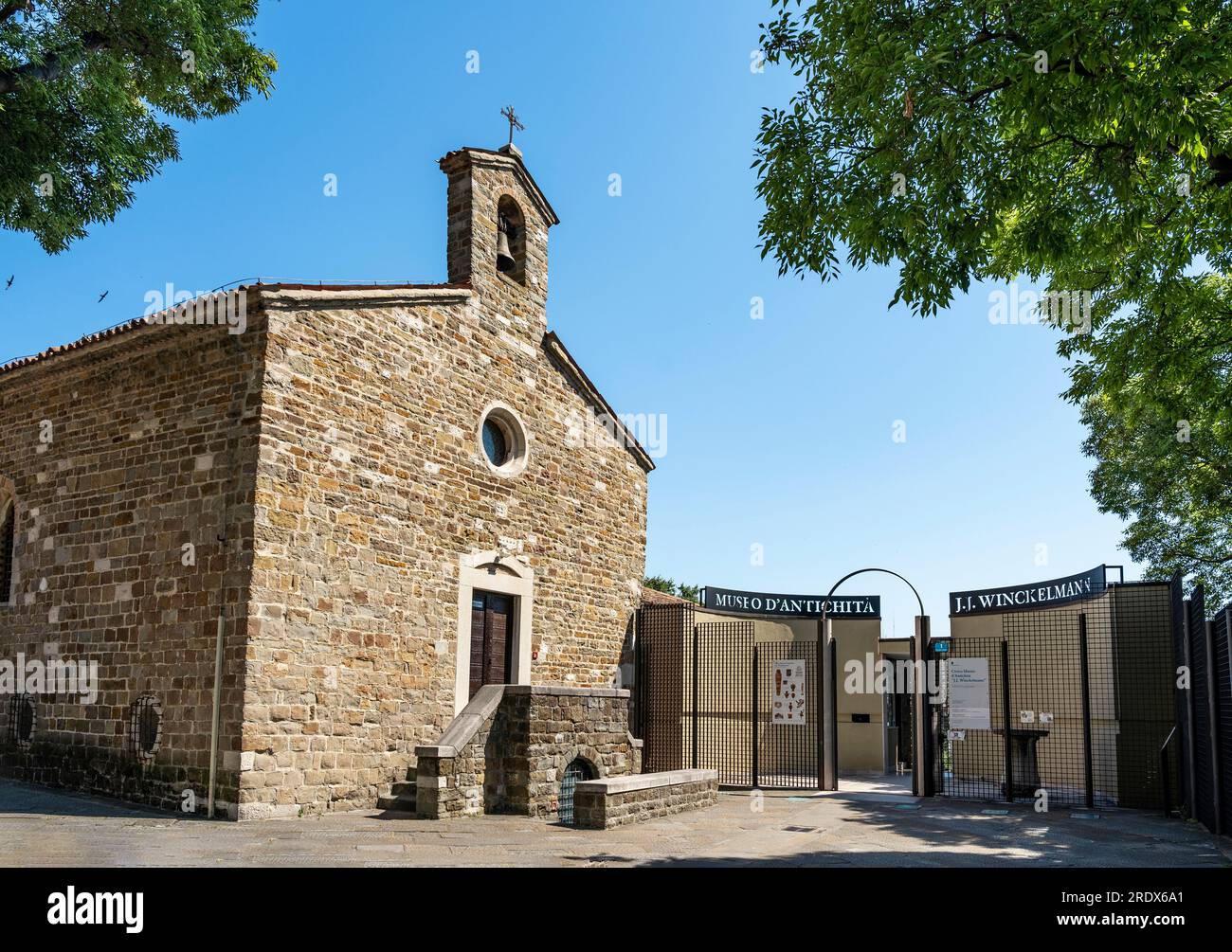 Romanesque rose window hi-res stock photography and images - Alamy