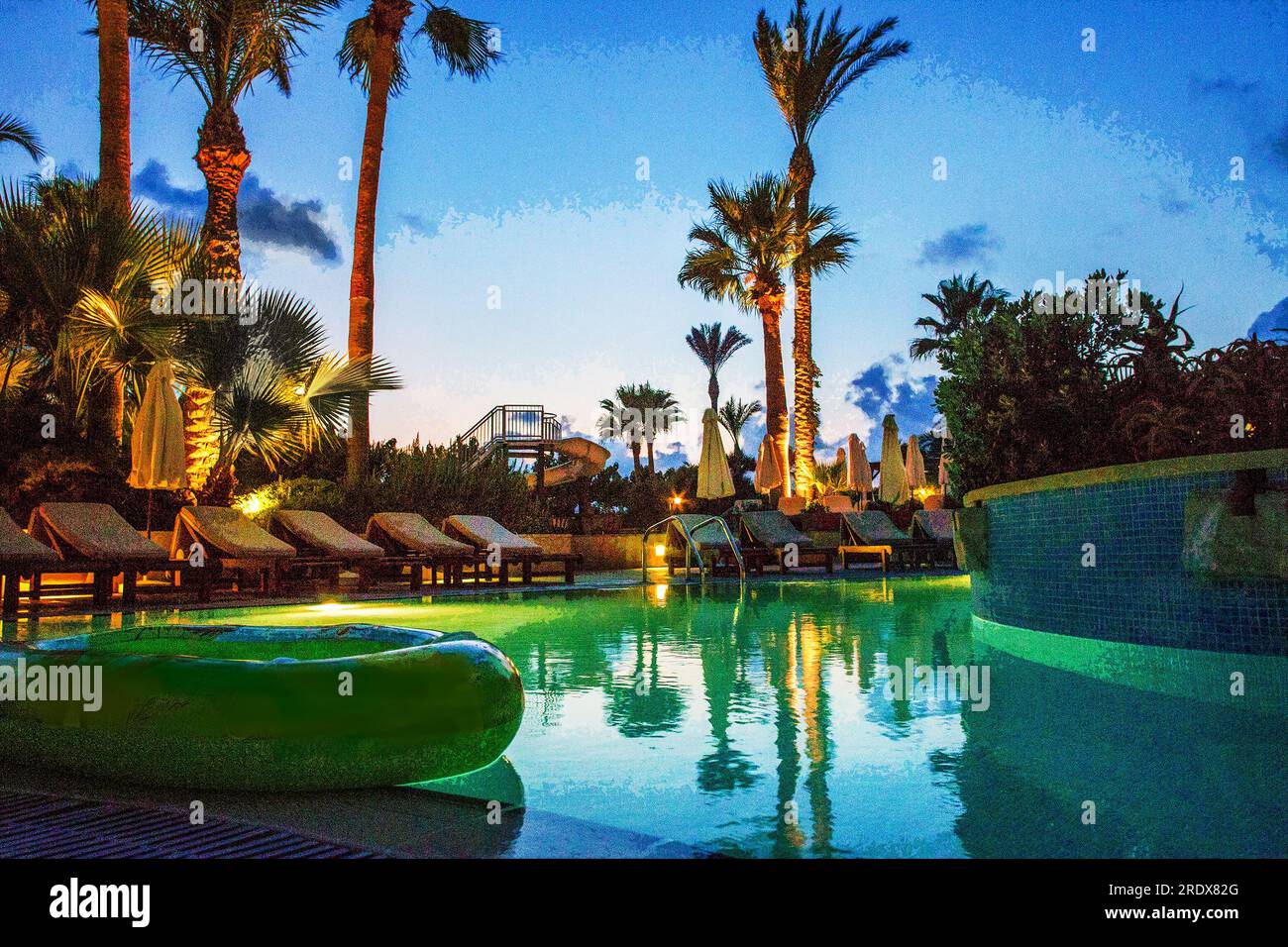 Hotel behind palm tree hi-res stock photography and images - Alamy