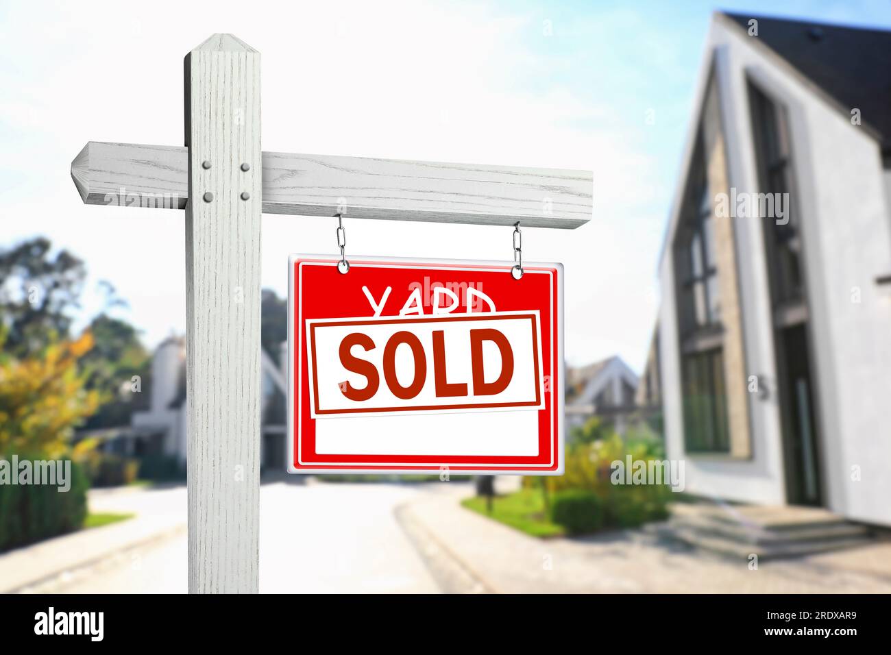 Yard sale sign with Sold sticker near house Stock Photo - Alamy