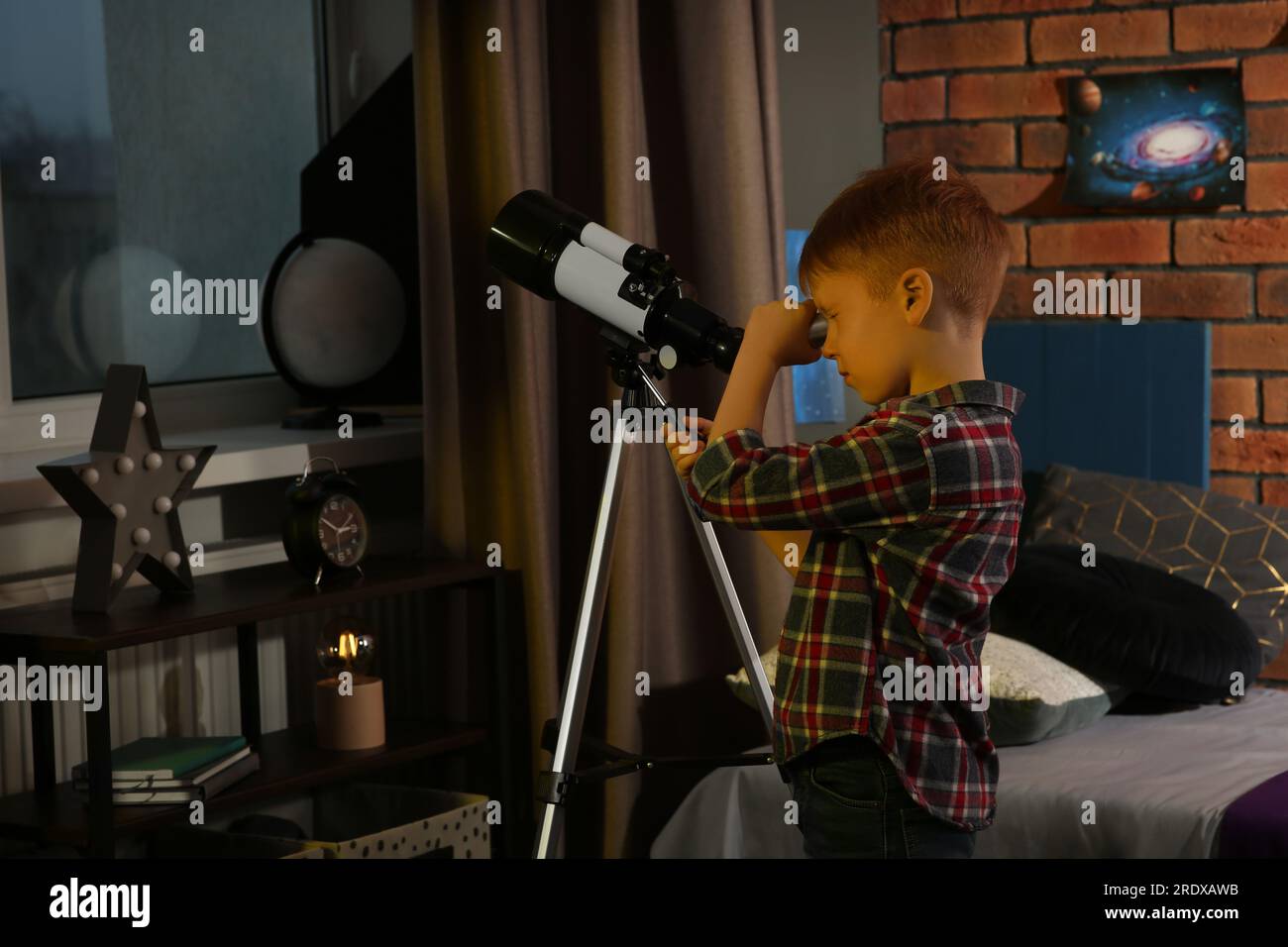 Stargazing child telescope hi-res stock photography and images - Alamy