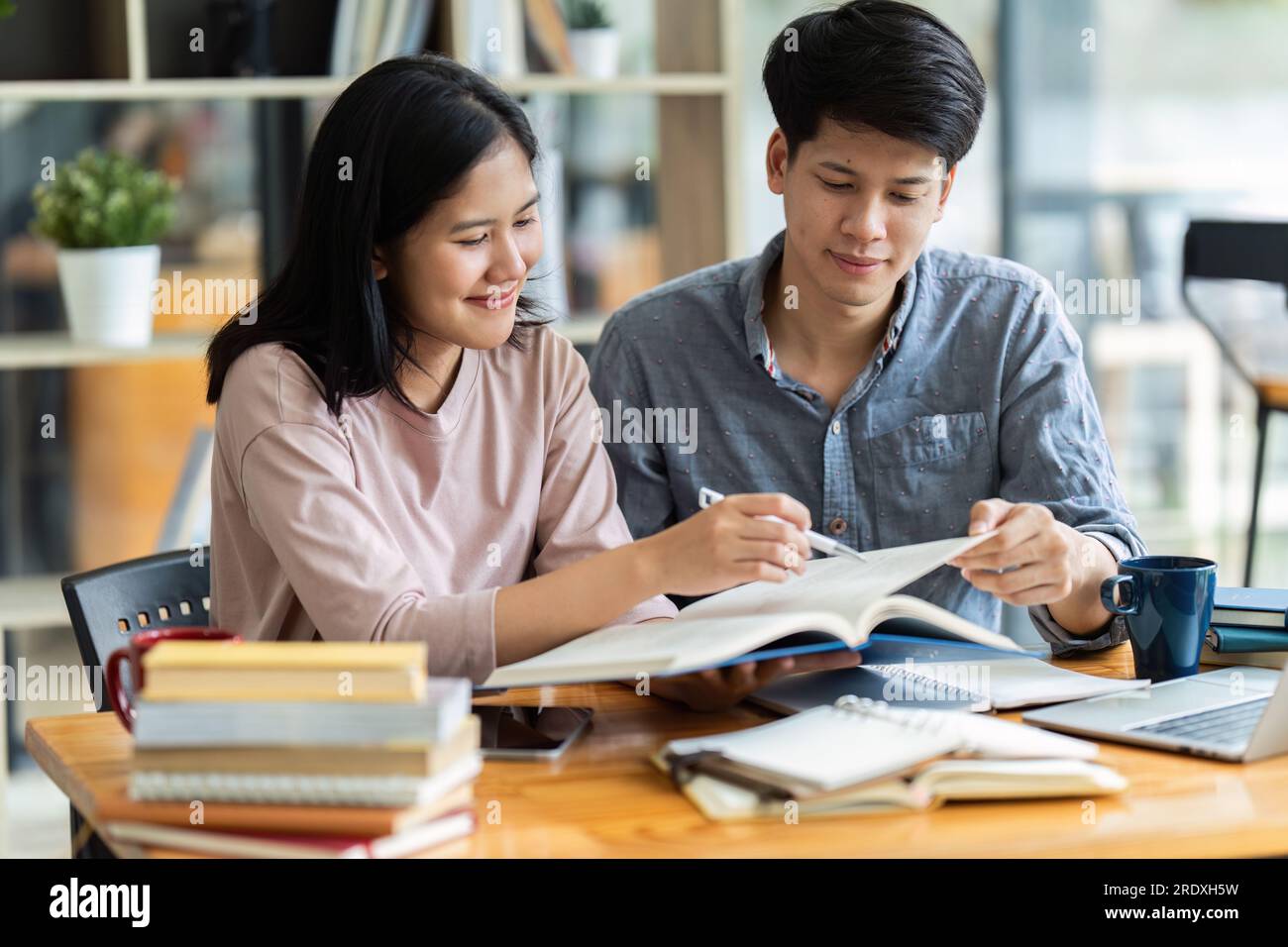 Children discussing table class hi-res stock photography and images - Alamy