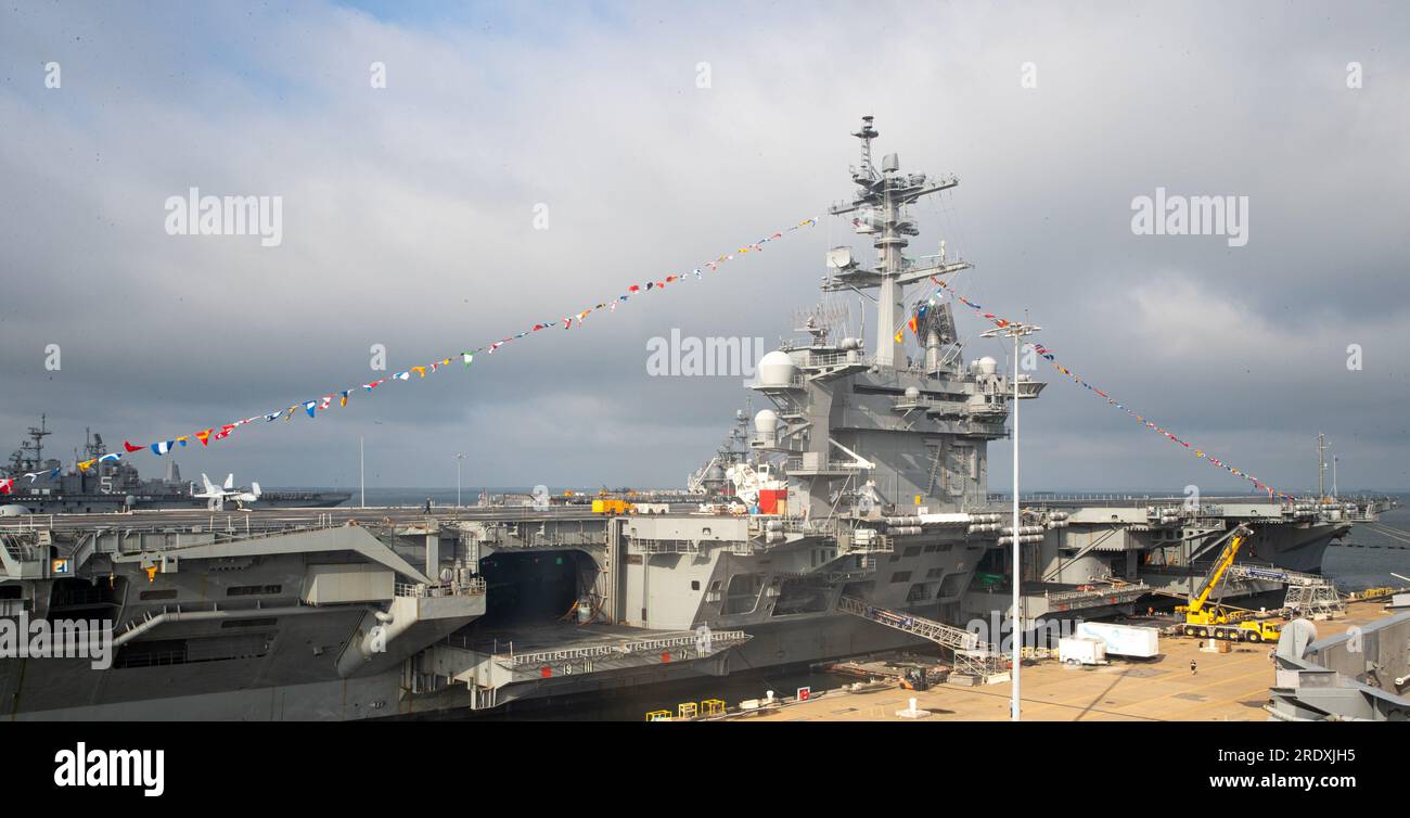 The Nimitz-class aircraft carrier USS George Washington (CVN 73 ...