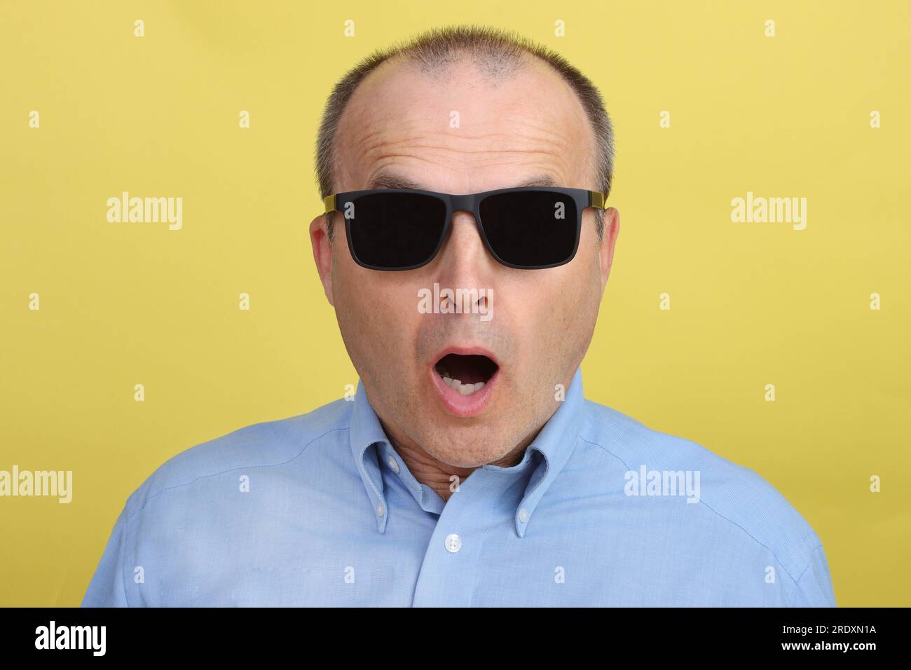 Portrait of a strongly surprised man with an open mouth in glasses ...