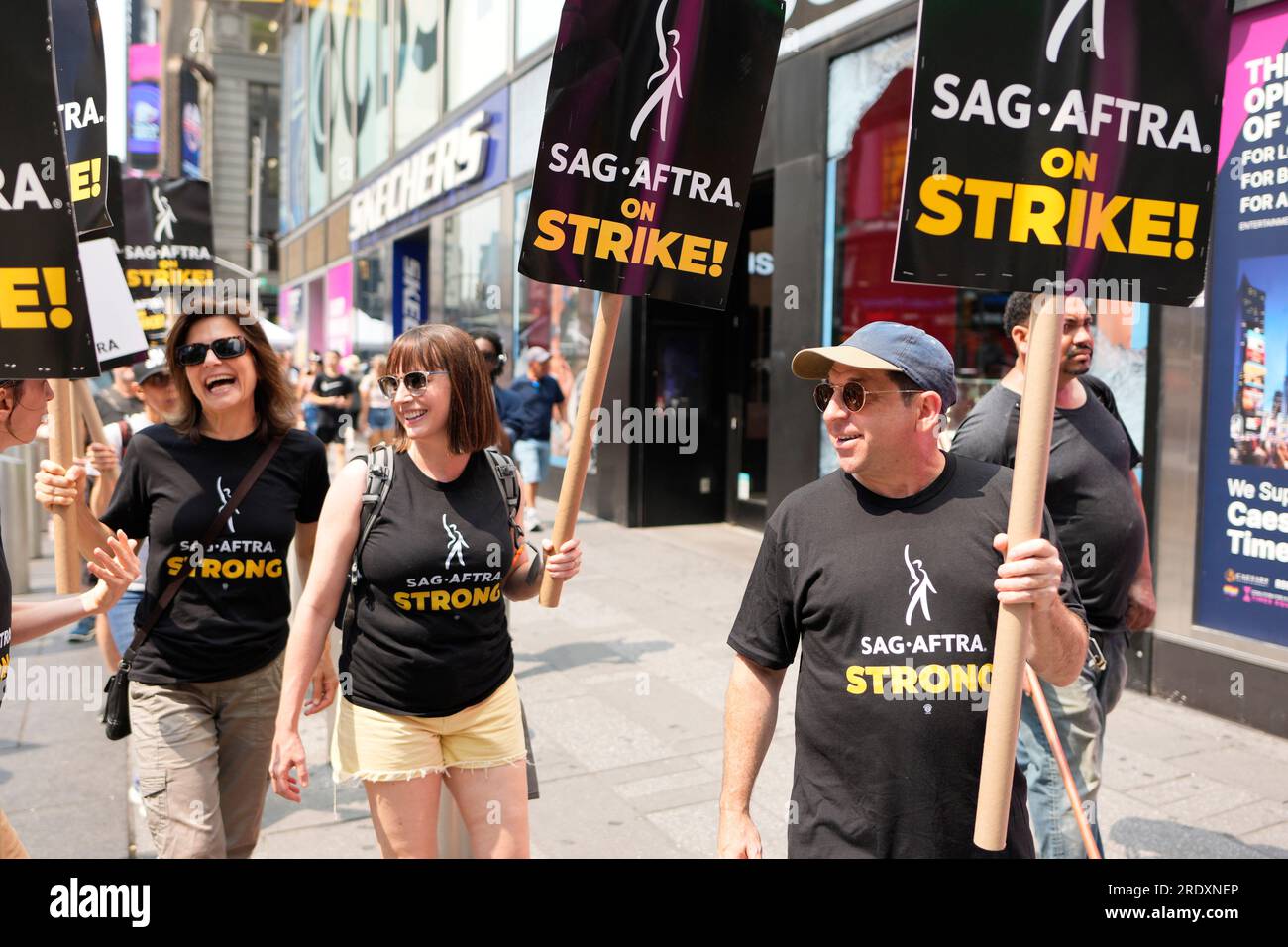 FILE - Actors Jennifer Van Dyck, left, and Jason Kravits, right, carry ...