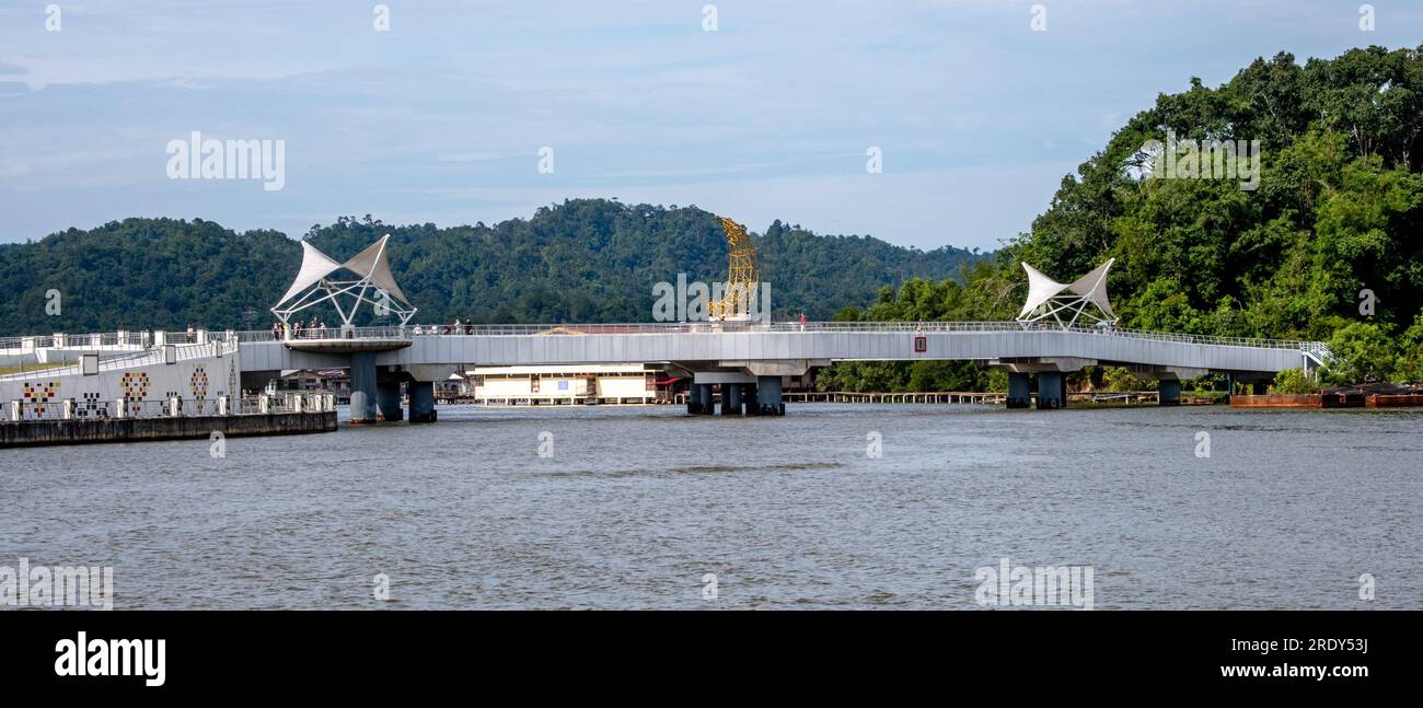Pedestrian bridge over the Brunei River Stock Photo - Alamy