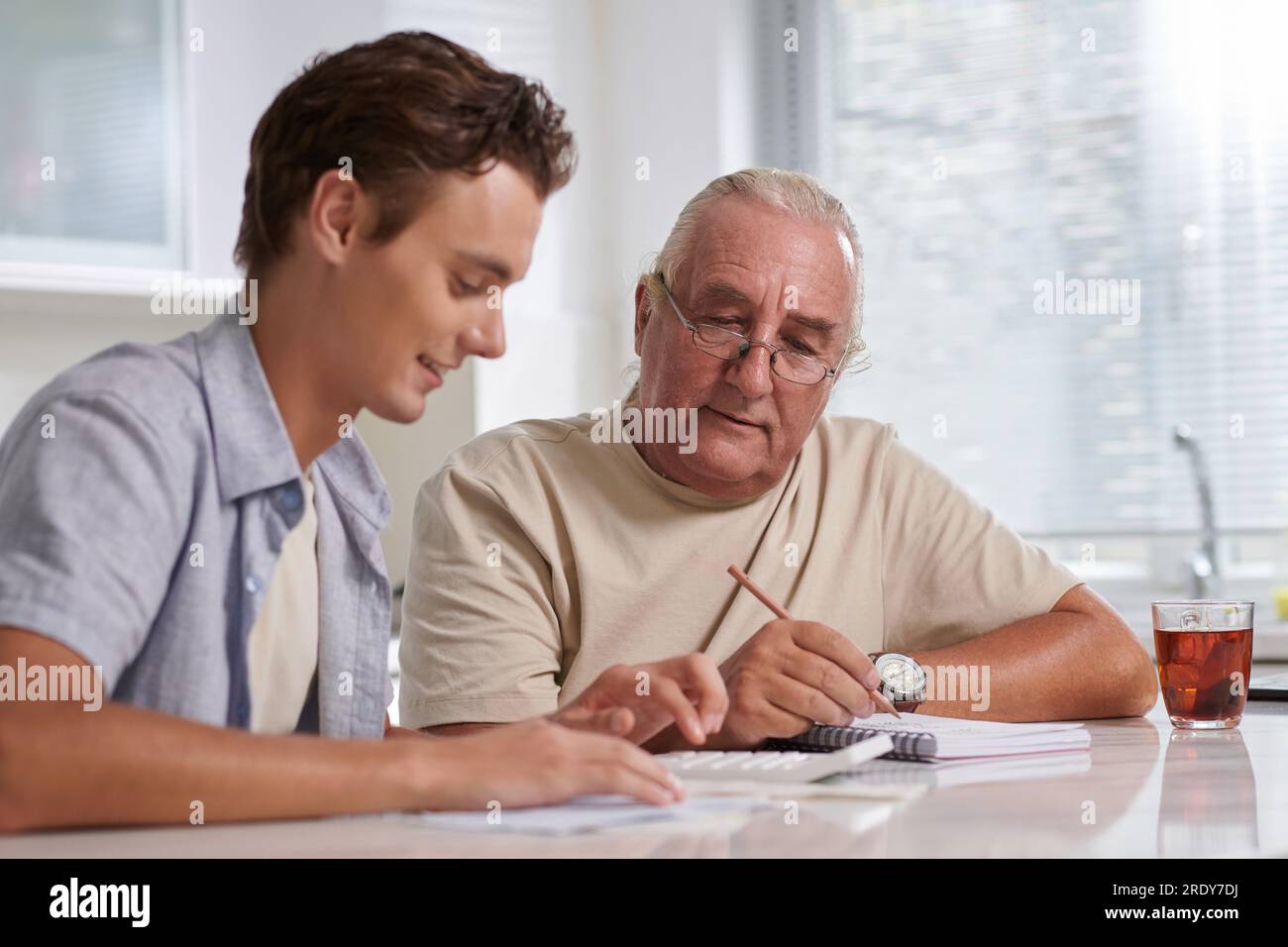 Helping people manage money hi-res stock photography and images - Alamy