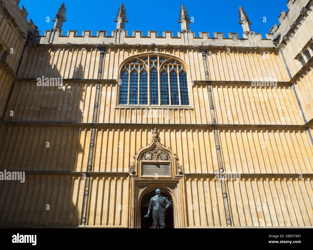 Here we see one of the most famous buildings in the heart of Oxford ...