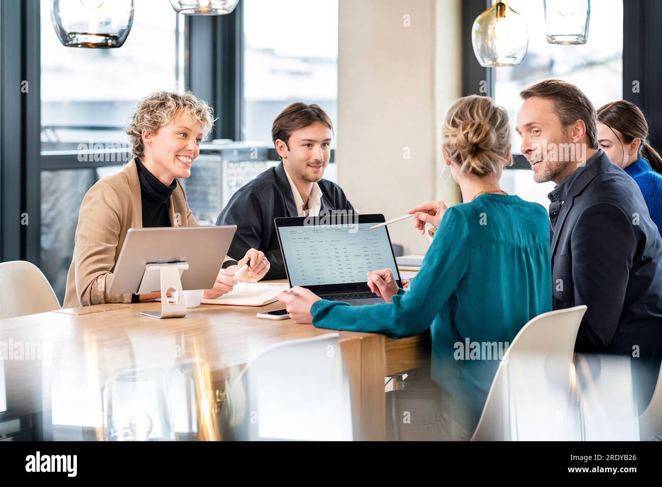 Group discussion table hi-res stock photography and images - Alamy