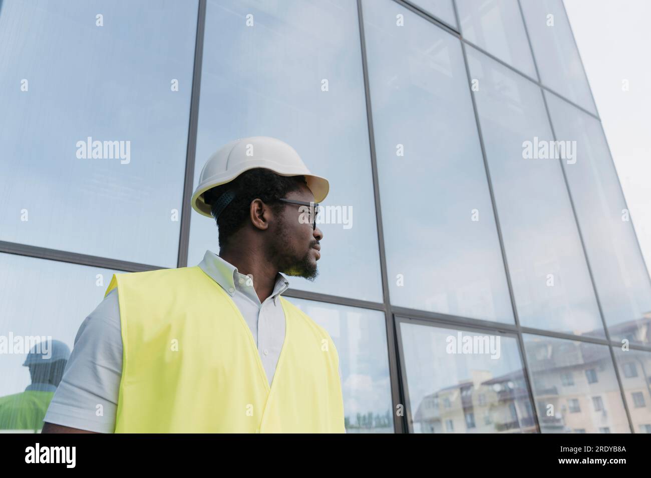 Reflective glass facade hi-res stock photography and images - Alamy