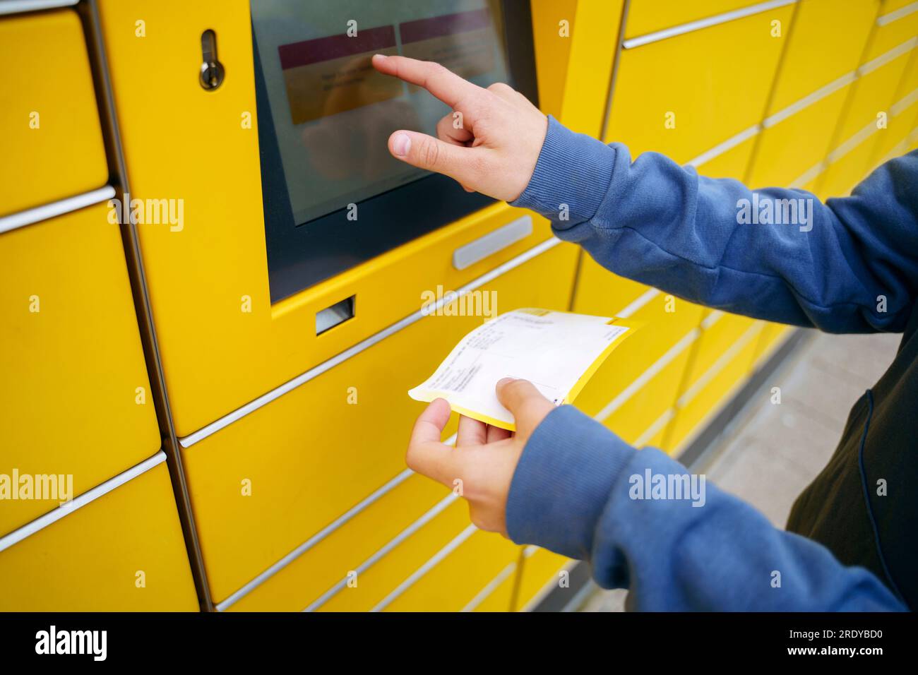 Entering card details hi-res stock photography and images - Alamy