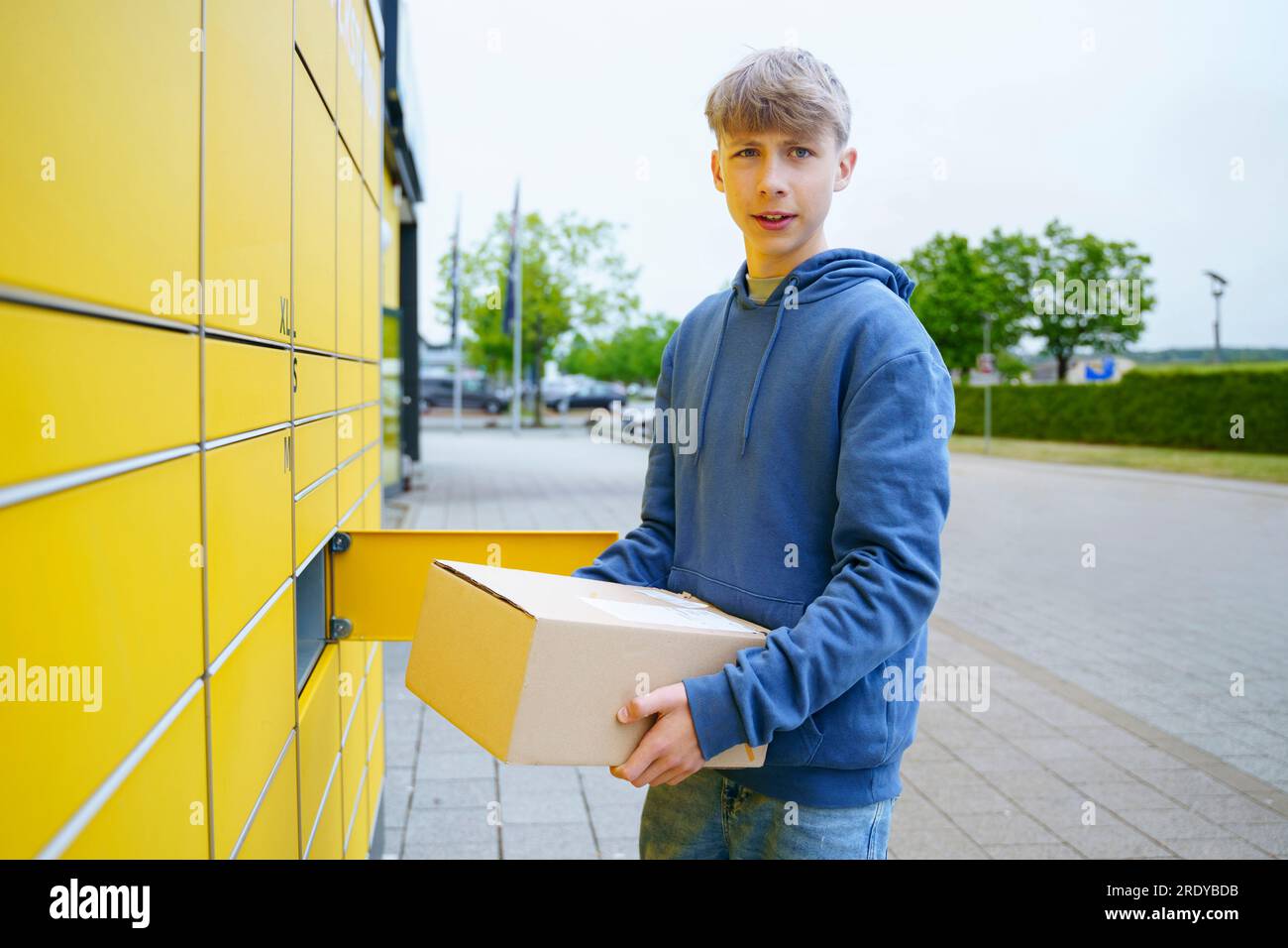Parcel locker hi-res stock photography and images - Alamy