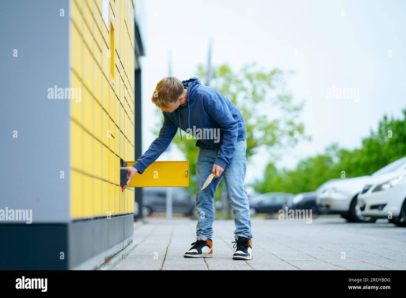 Opening up package hi-res stock photography and images - Alamy