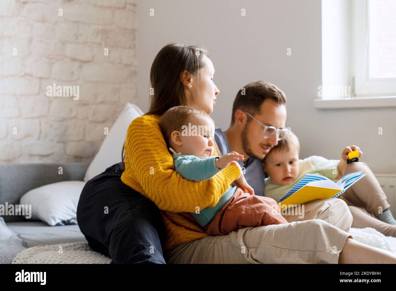 Reading to children hi-res stock photography and images - Alamy