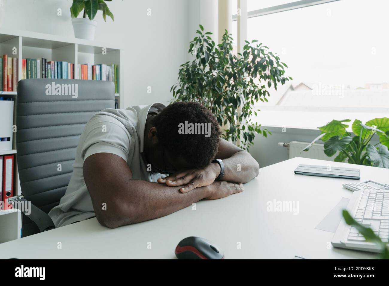 Sitting down in the workplace hi-res stock photography and images - Alamy