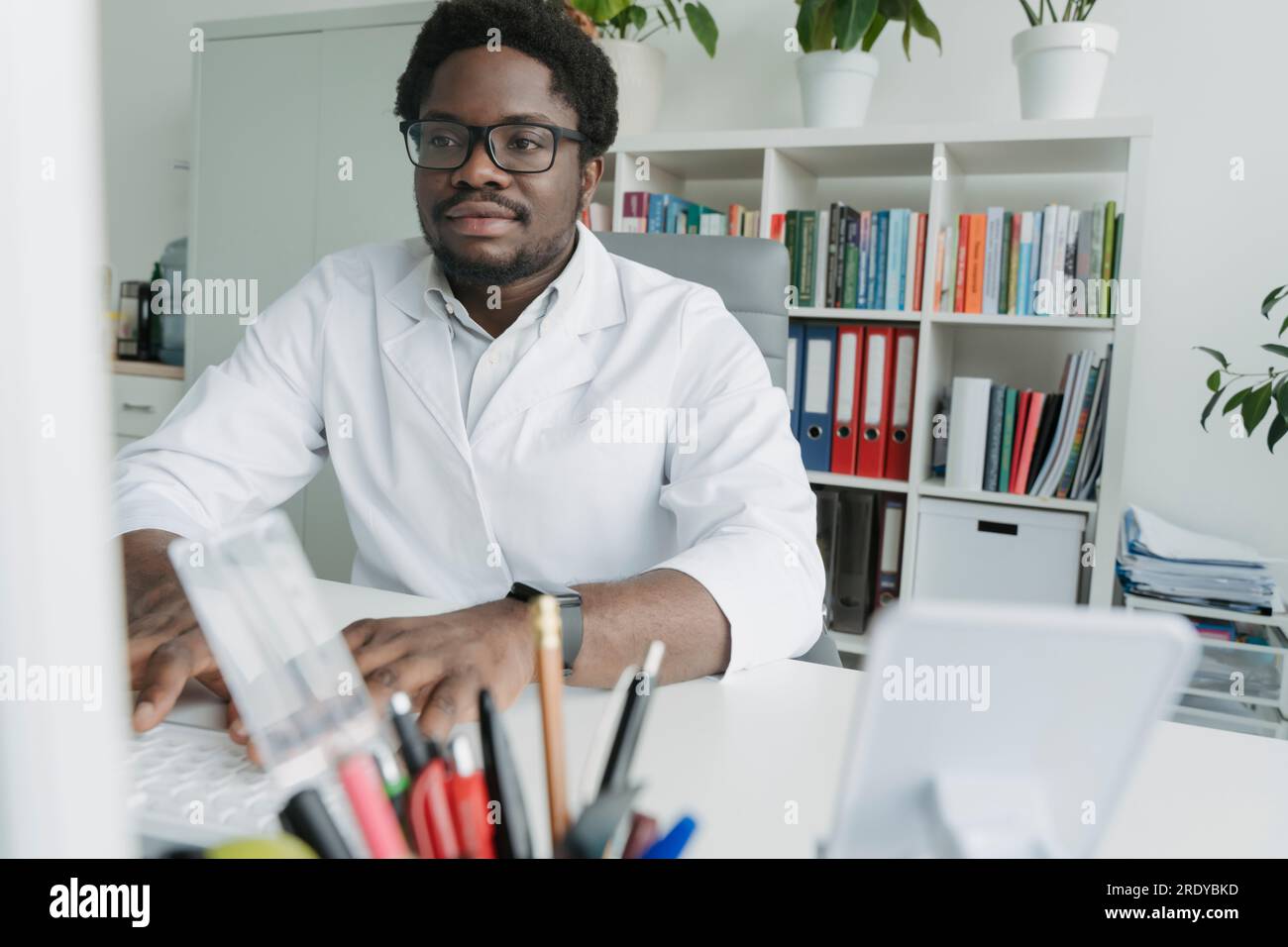 Doctor working hi-res stock photography and images - Alamy