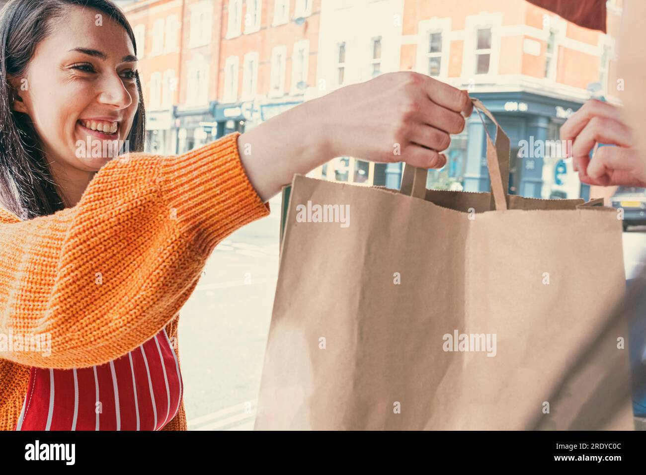 Hand holding brown paper bag hi-res stock photography and images - Alamy