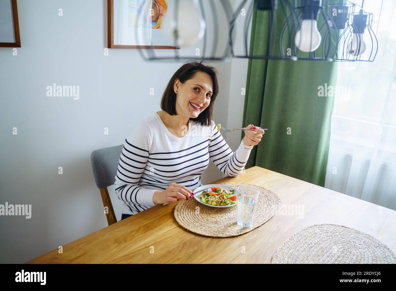 Three women sitting dining table hi-res stock photography and images ...