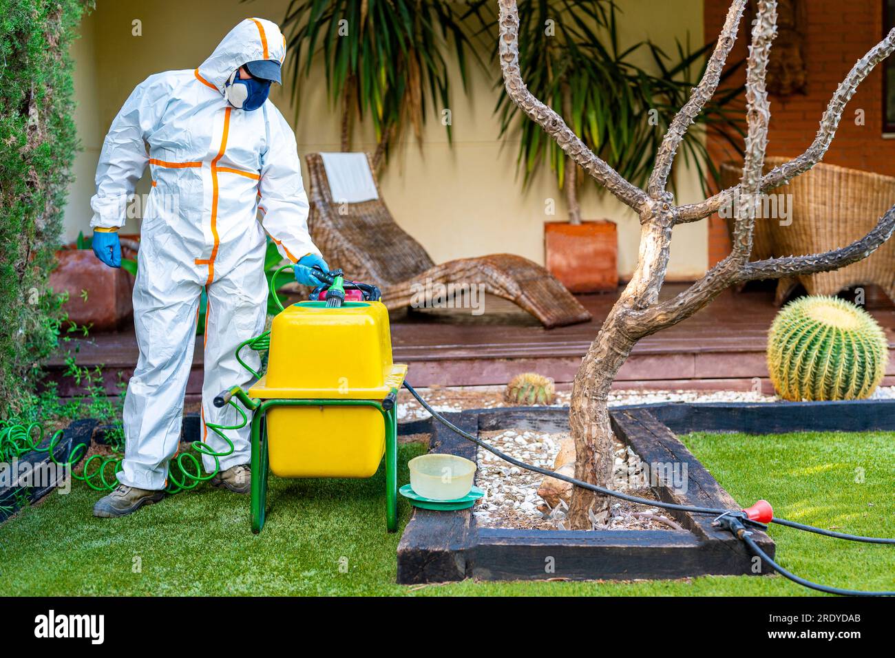 Male exterminator hi-res stock photography and images - Alamy