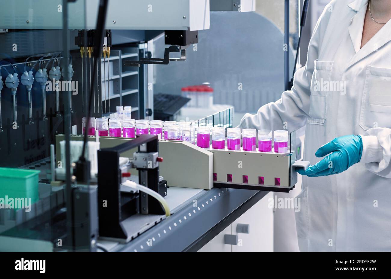 Medical laboratory glassware hi-res stock photography and images - Alamy