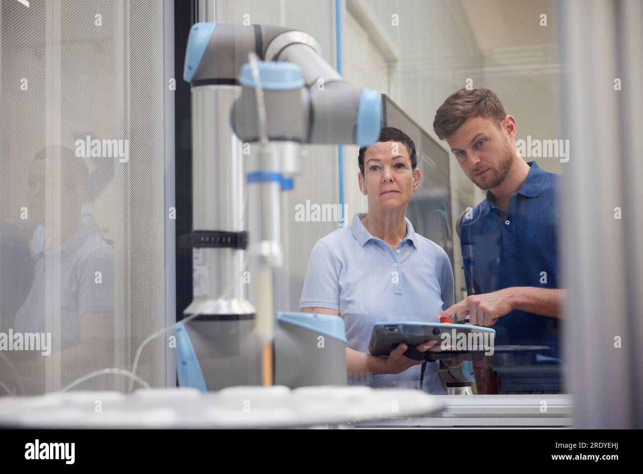 Robotic arm in front of machine hi-res stock photography and images - Alamy