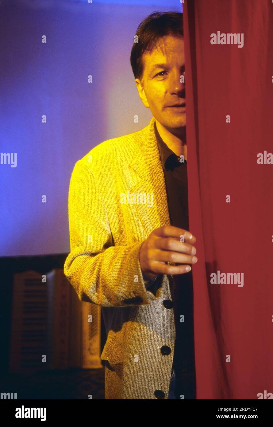 Thomas Rühmann, deutscher Schauspieler und Musiker, halb versteckt ...