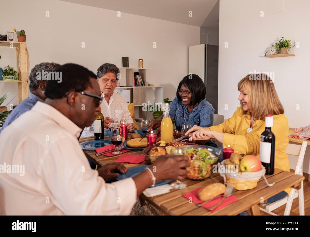 Sitting at the dinner table hi-res stock photography and images - Alamy