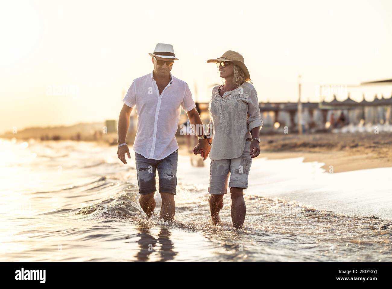 Women and man walking on a beach hi-res stock photography and images ...