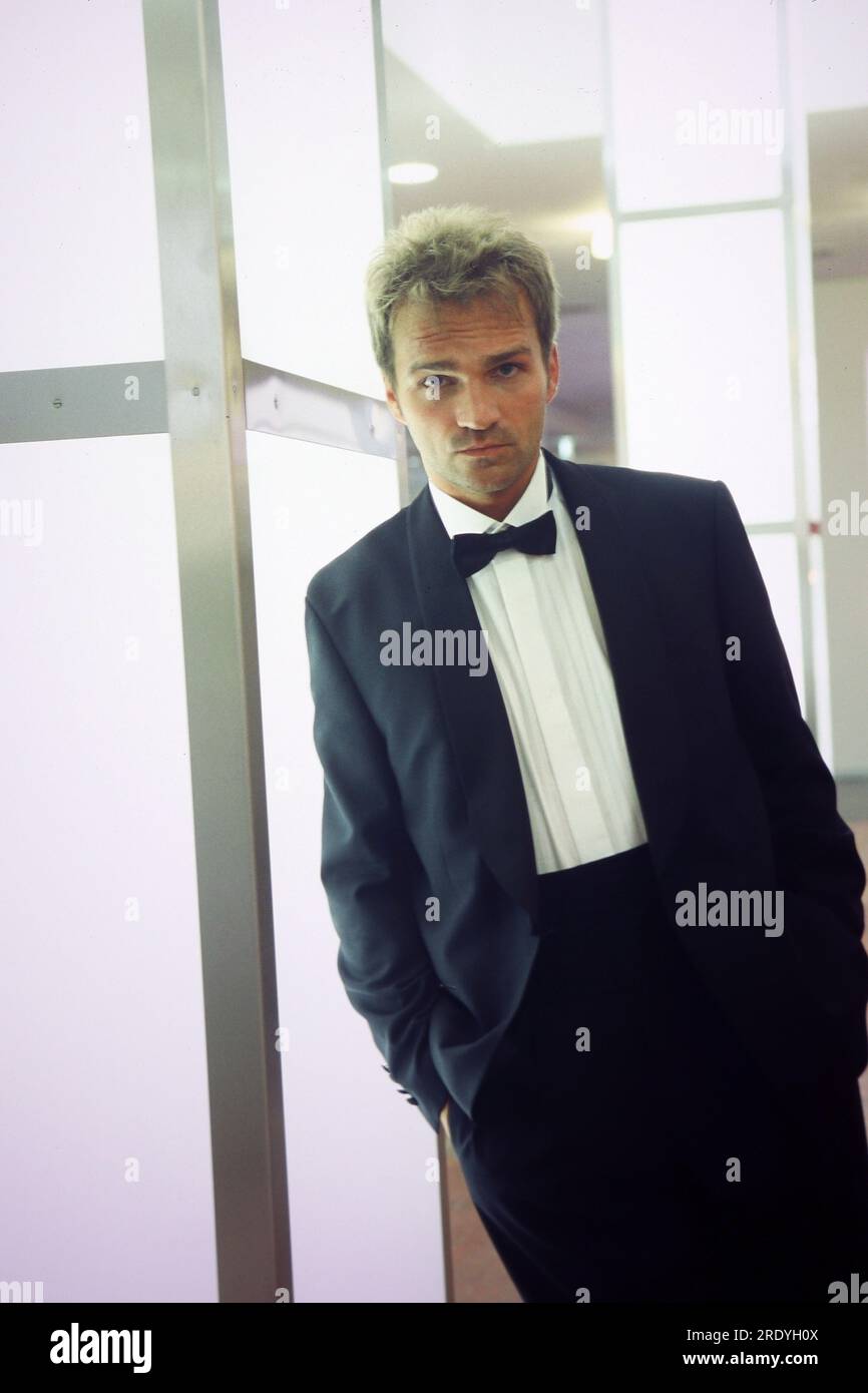 Mathias Herrmann, deutscher Schauspieler, im Treppenhaus eines Hotels ...