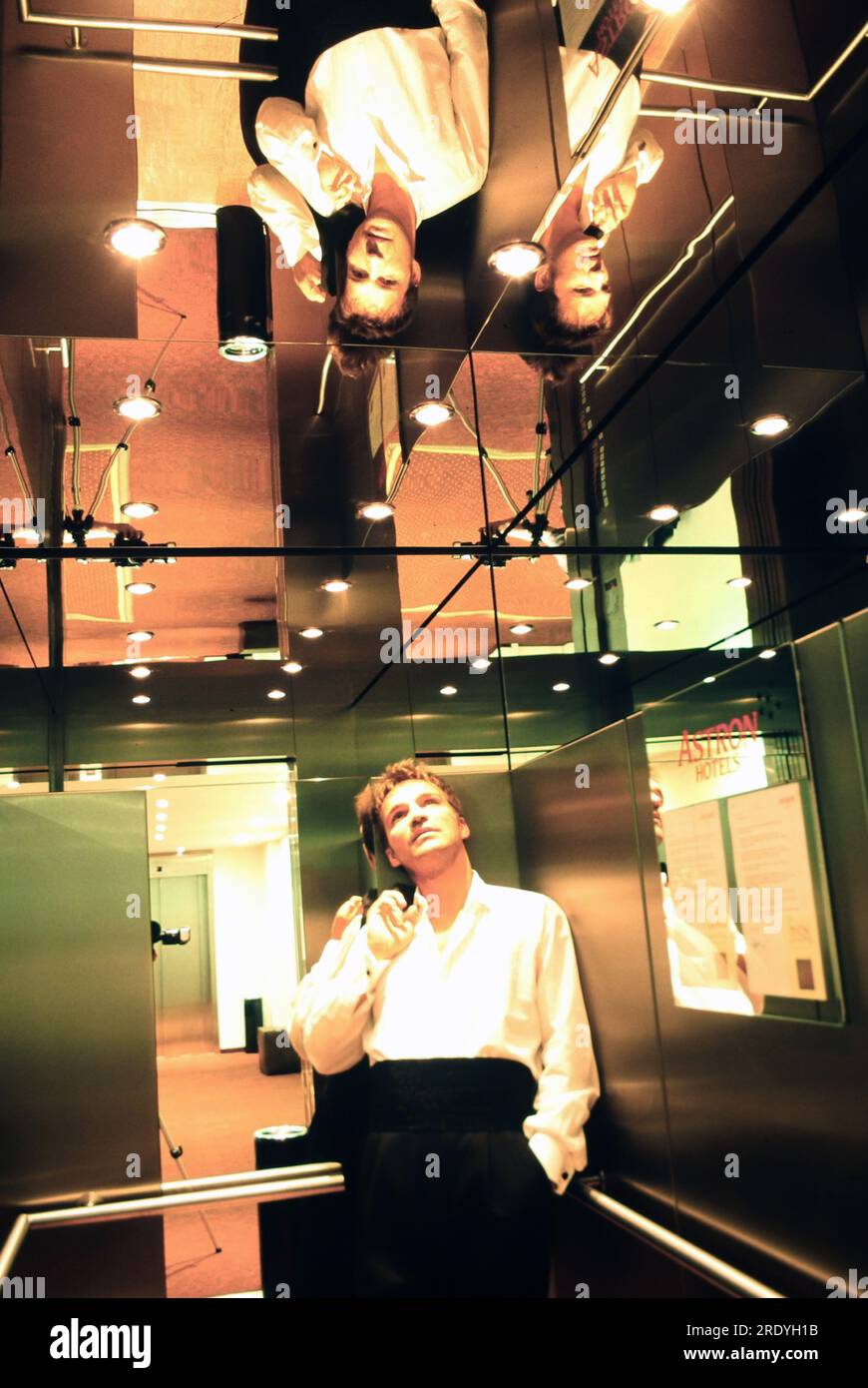 Mathias Herrmann, deutscher Schauspieler, im verspiegelten Fahrstuhl ...