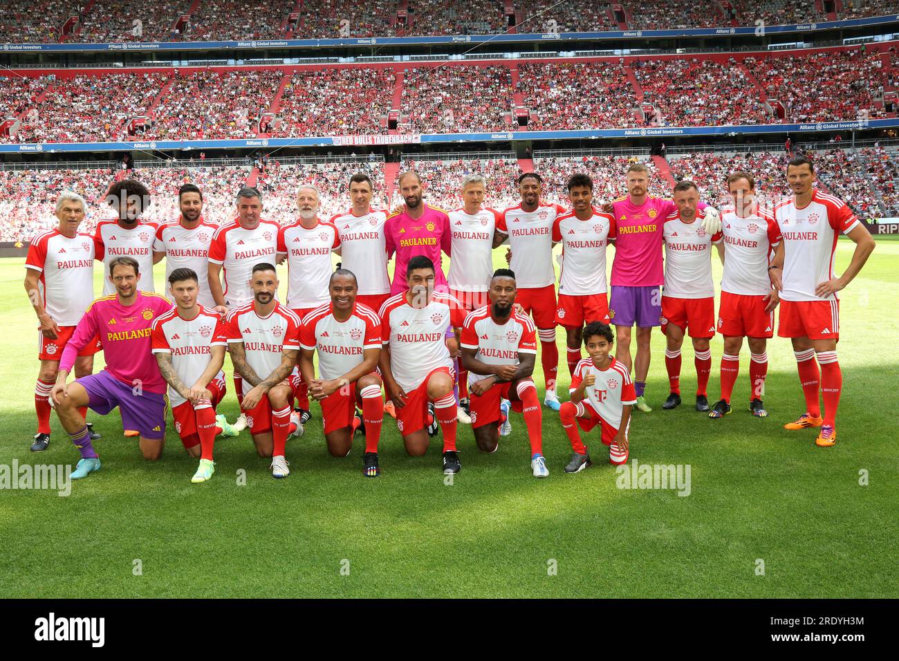 FC Bayern Legends - group picture - Fee liable image, Copyright © Andy ...
