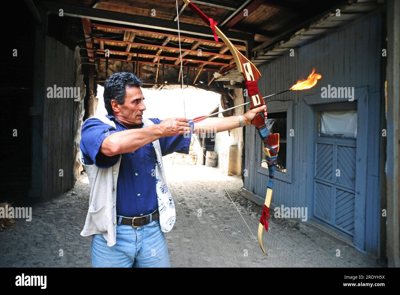 Gojko Mitic, deutsch serbischer Schauspieler und Regisseur, trainiert ...