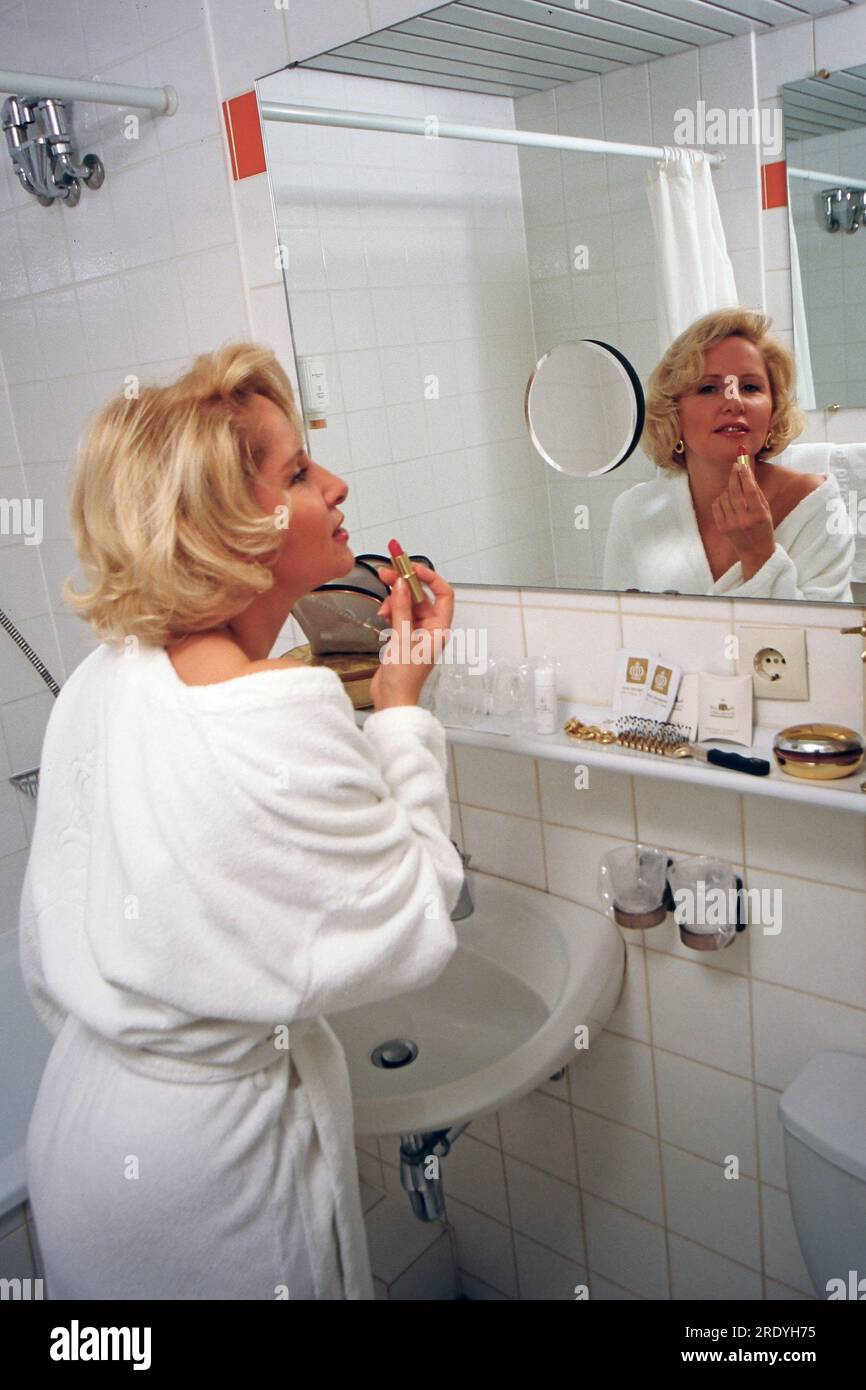 Gabriele Metzger, deutsche Schauspielerin, beim Nachschminken im ...