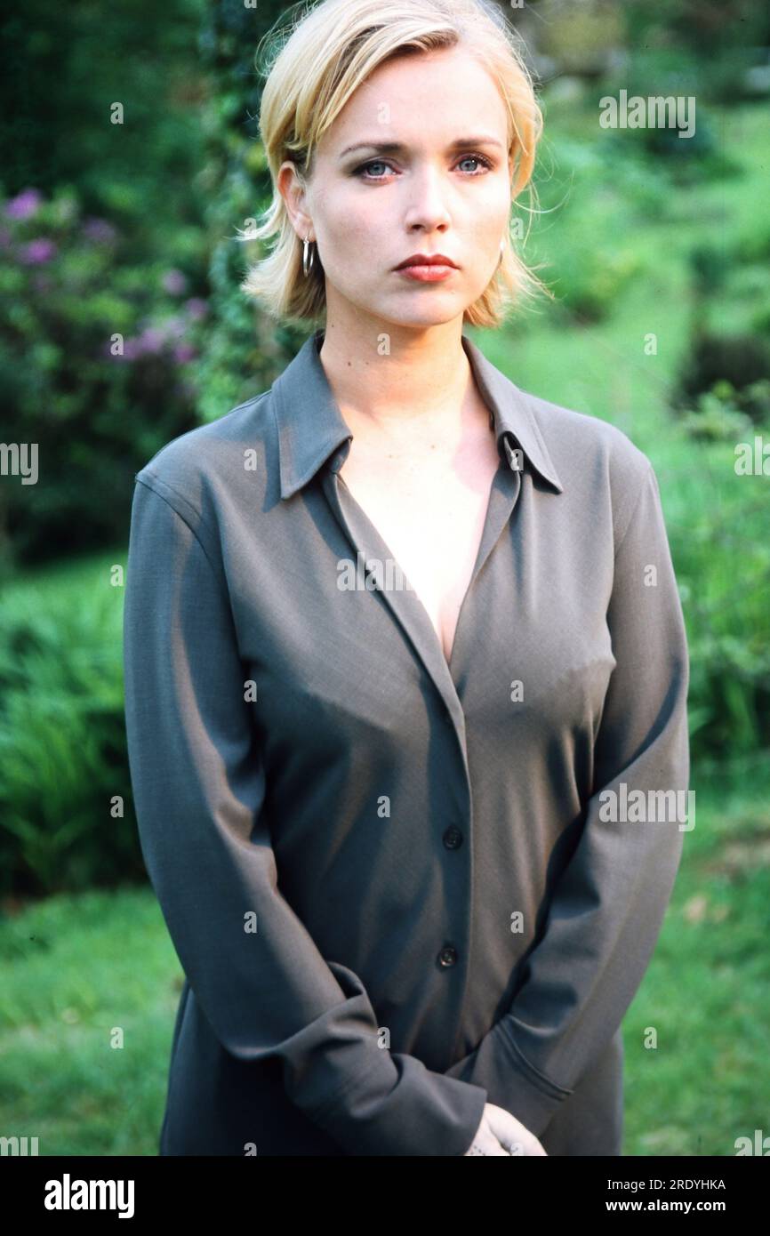 Schauspielerin Tina Ruland bei einem Fotoshooting am Meer, 1998 Stock ...