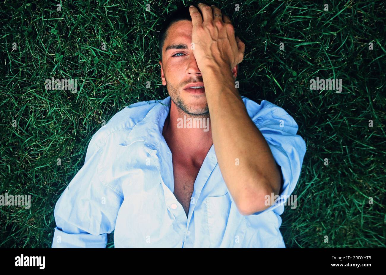 Oliver Bootz, deutscher Schauspieler, bei einem Fotoshoot, liegend auf ...