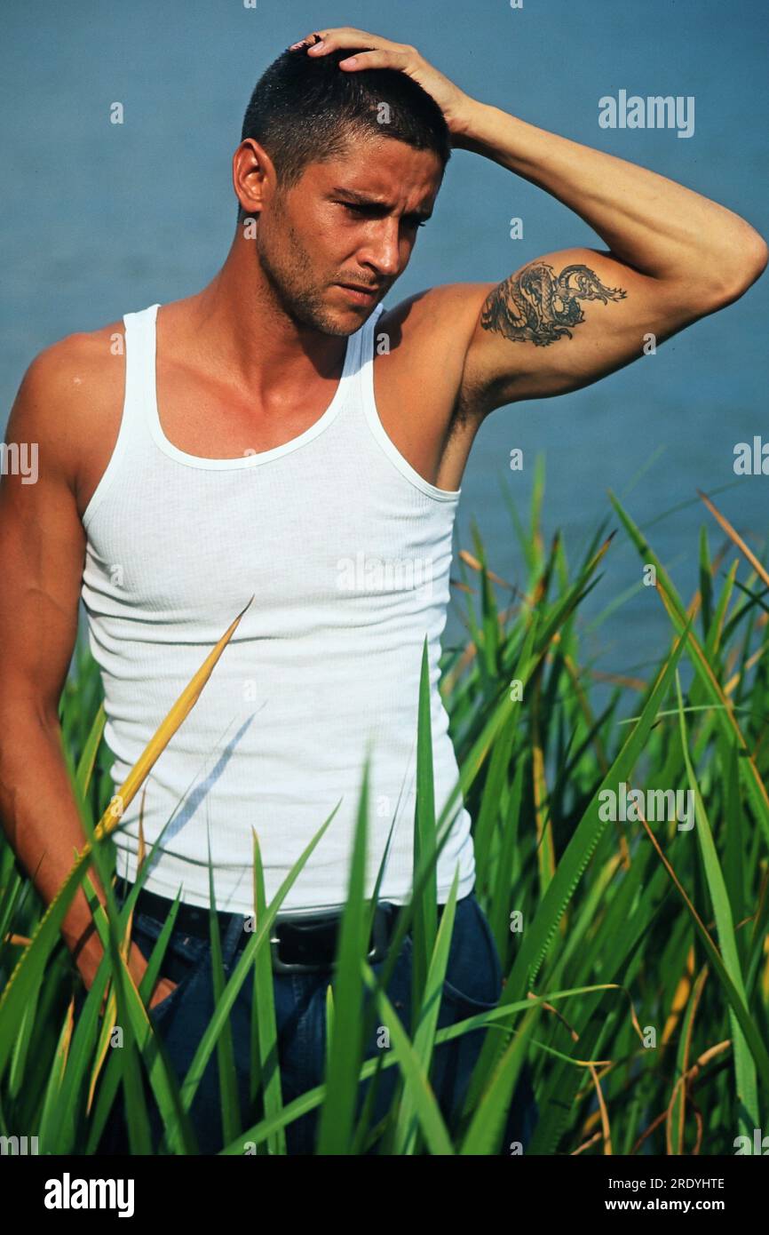 Oliver Bootz, deutscher Schauspieler, bei einem Fotoshoot in einem Feld ...