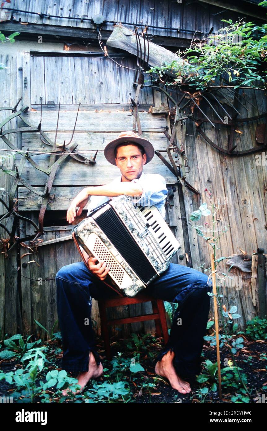 Oliver Bootz, deutscher Schauspieler, bei einem Fotoshoot mit einem ...