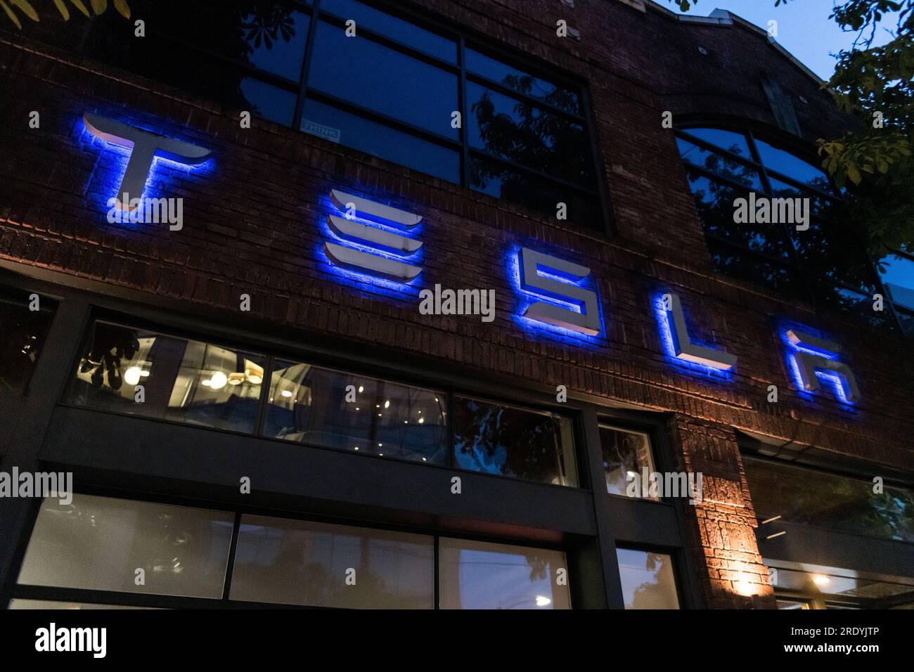 Seattle, USA. 20th July, 2023. South Lake Union Tesla Showroom Stock ...