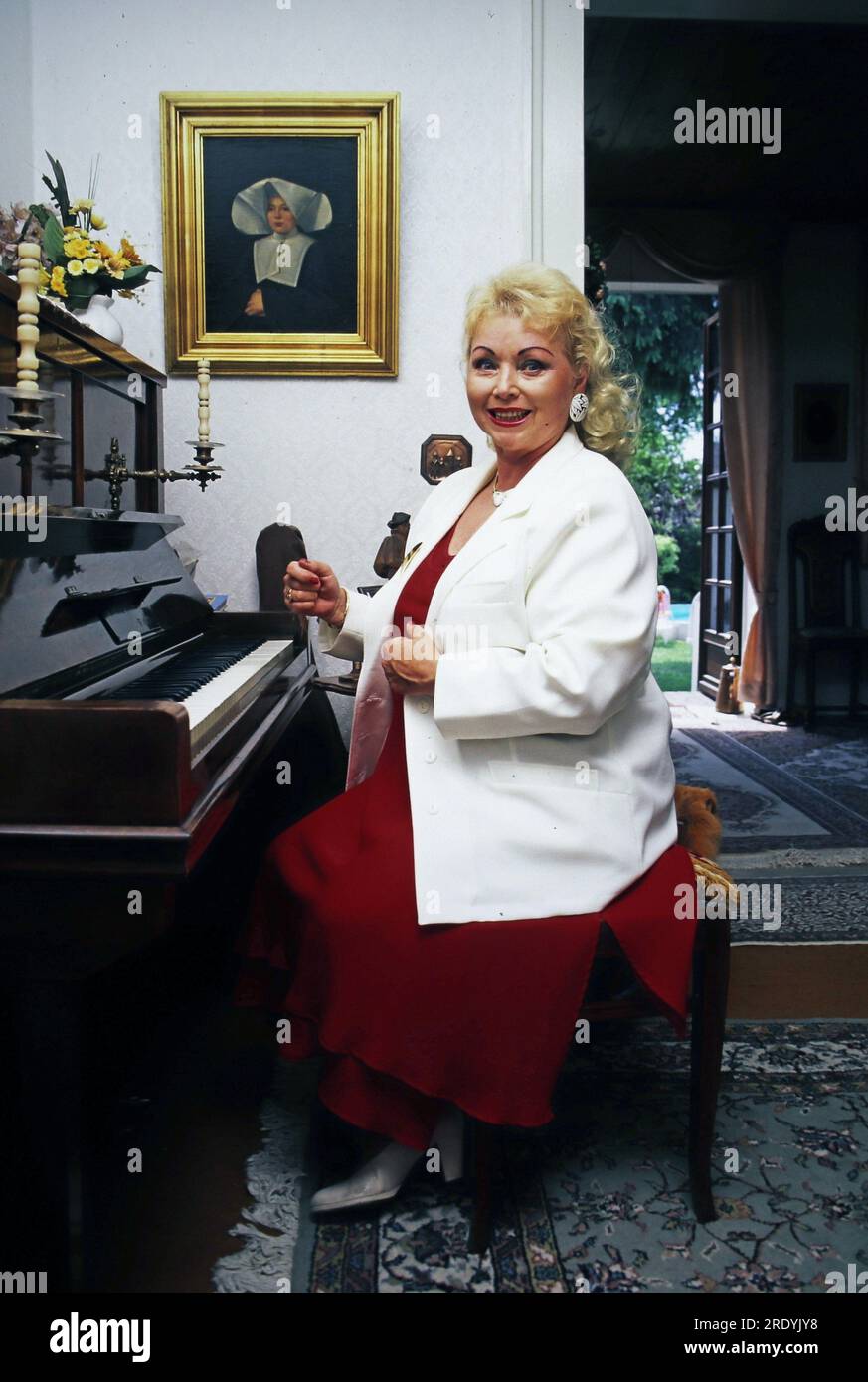 Vera Schneidenbach, deutsche Sängerin, bei einem Fotonachmittag am Klavier zuhause in Berlin ...