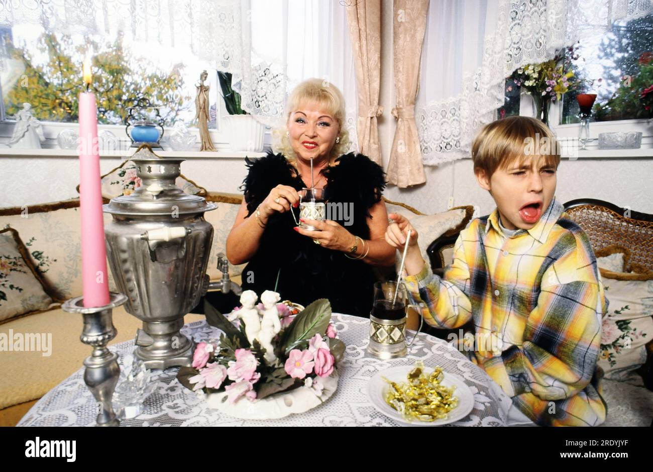 Vera Schneidenbach, deutsche Sängerin, bei einem Fotonachmittag zuhause mit Enkel im Wohnzimmer ...