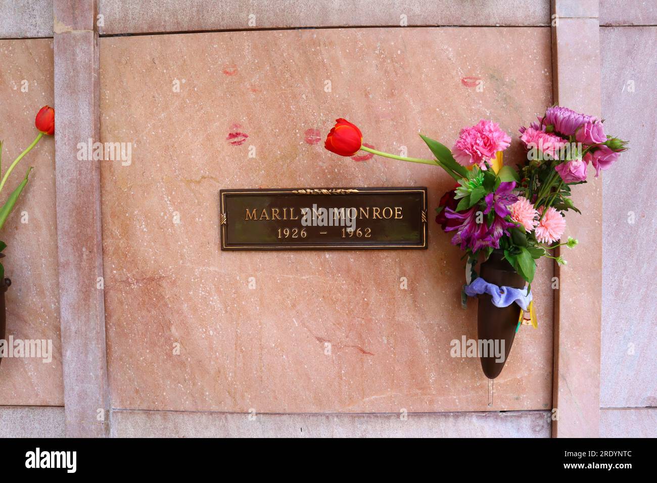 Los Angeles, California: MARILYN MONROE grave at Pierce Brothers ...