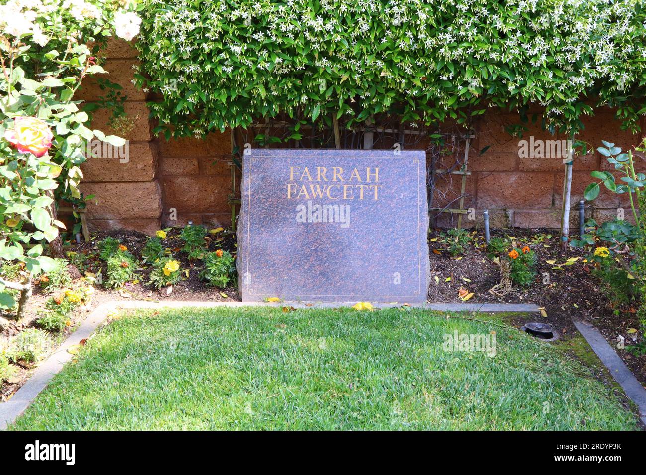 Los Angeles, California: FARRAH FAWCETT grave at Pierce Brothers ...